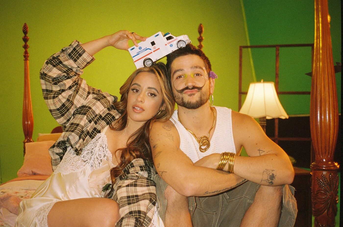 Ya puedes ver el nuevo video clip de Camilo y Camila Cabello – Revista ...