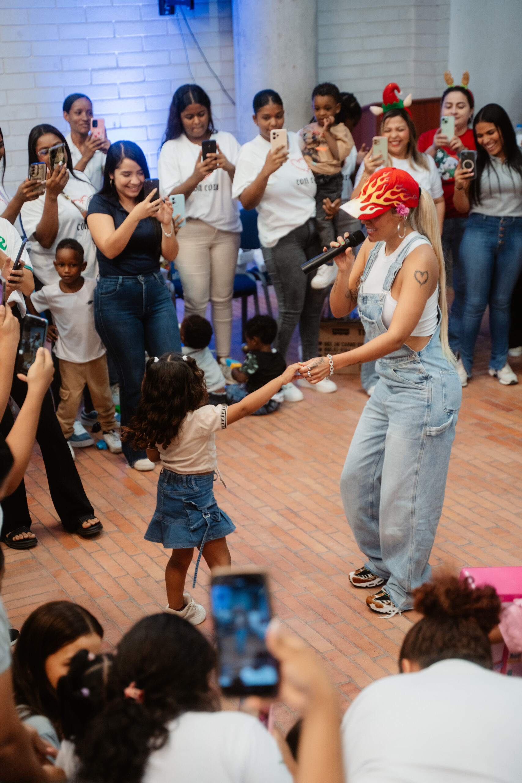 LA FUNDACIÓN CON CORA DE KAROL G LLEVA EL ESPÍRITU NAVIDEÑO A COLOMBIA ...