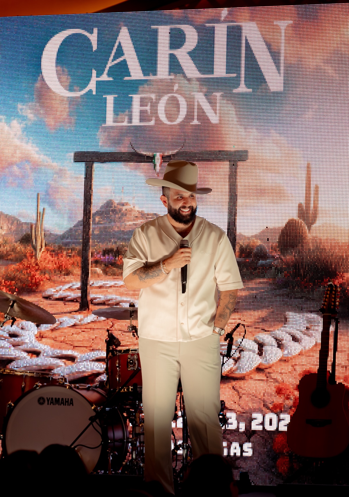 Carín León se convierte en el primer latino en presentarse en la Sphere ...