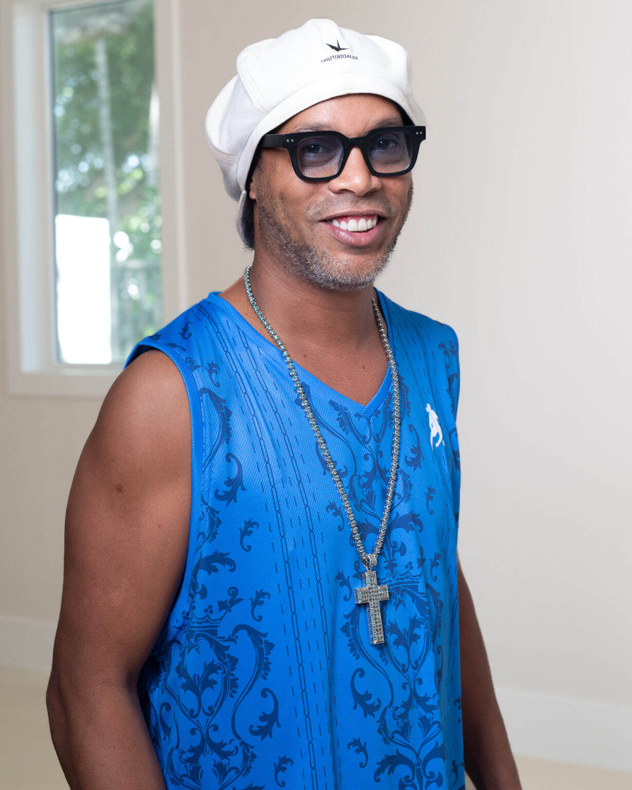 Ronaldinho debuta en la música con CAMISA 10, un álbum global que reúne ...